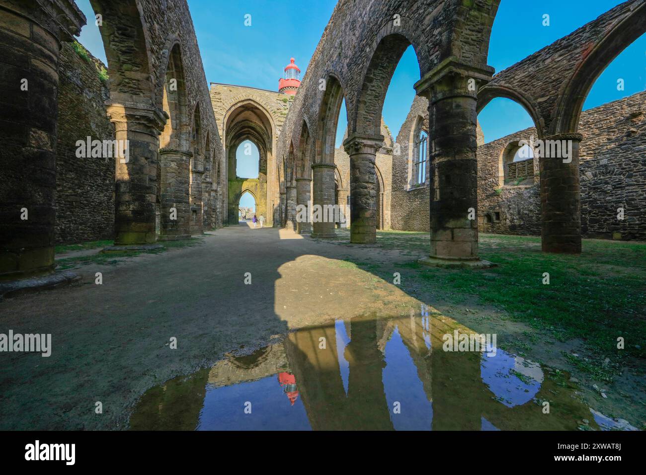 Semaphor, Ruine der Abtei und Leuchtturm Saint-Mathieu auf der Pointe ...