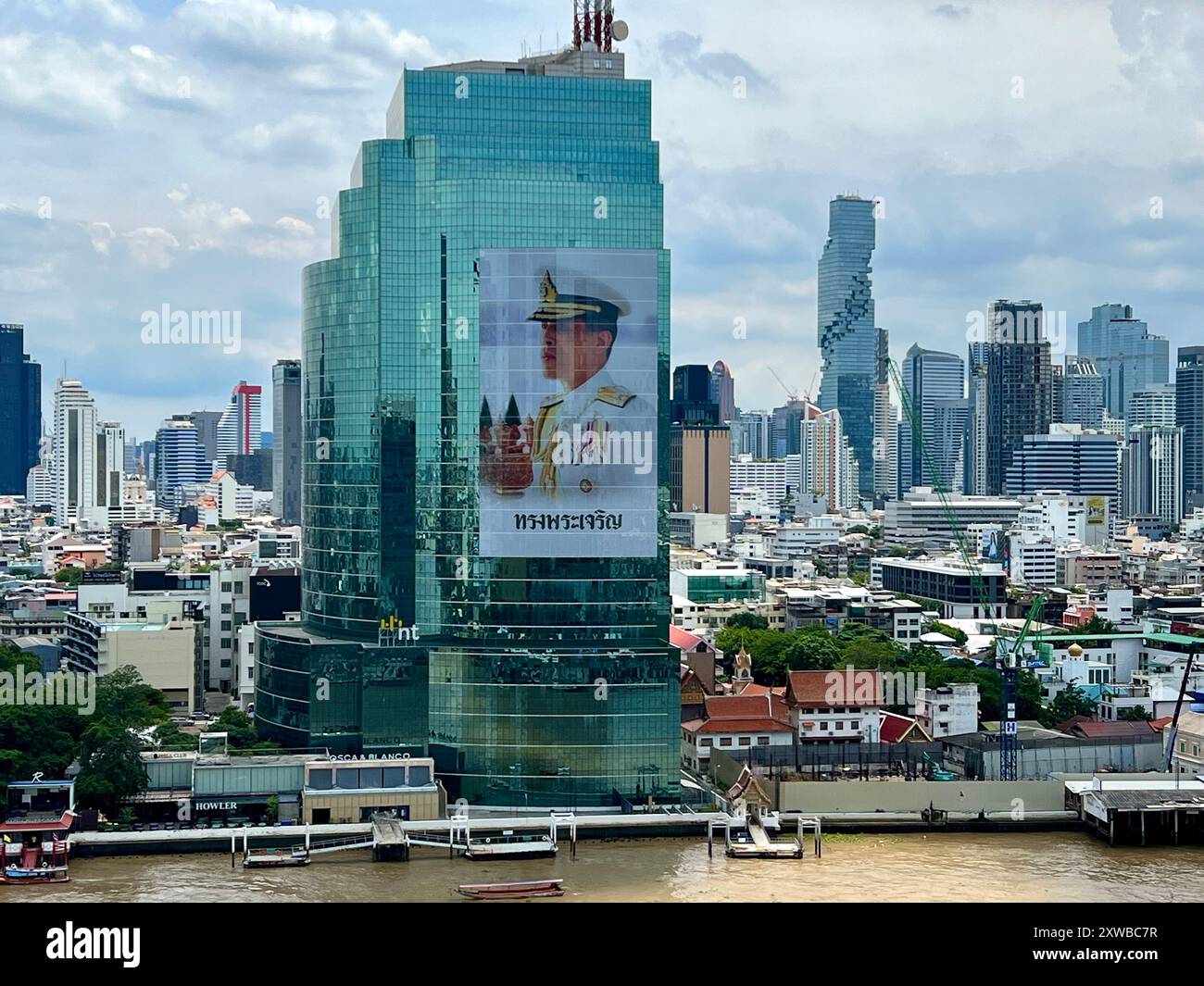 Bangkok, Thailand. 17th Aug, 2024. A large portrait of Thailand's King ...