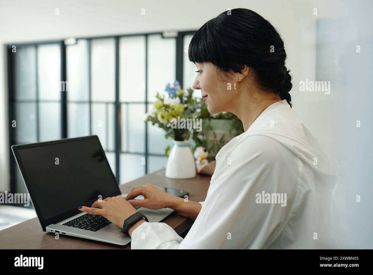 Woman check in online registration hi-res stock photography and images ...