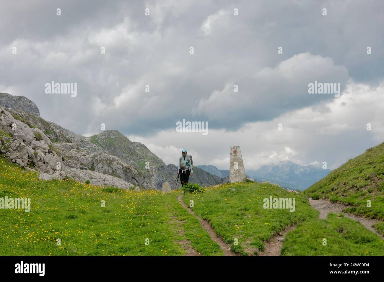 Crossing the border, Peaks of the Balkans Trail, Accursed Mountains ...