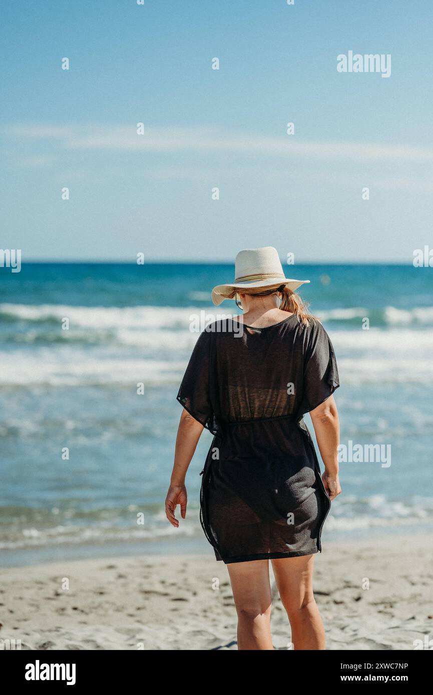 Straw hat on beach idyllic hi-res stock photography and images - Alamy