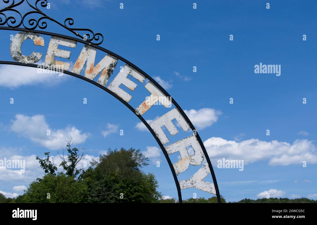 Iron gate historic cemetery hi-res stock photography and images - Alamy