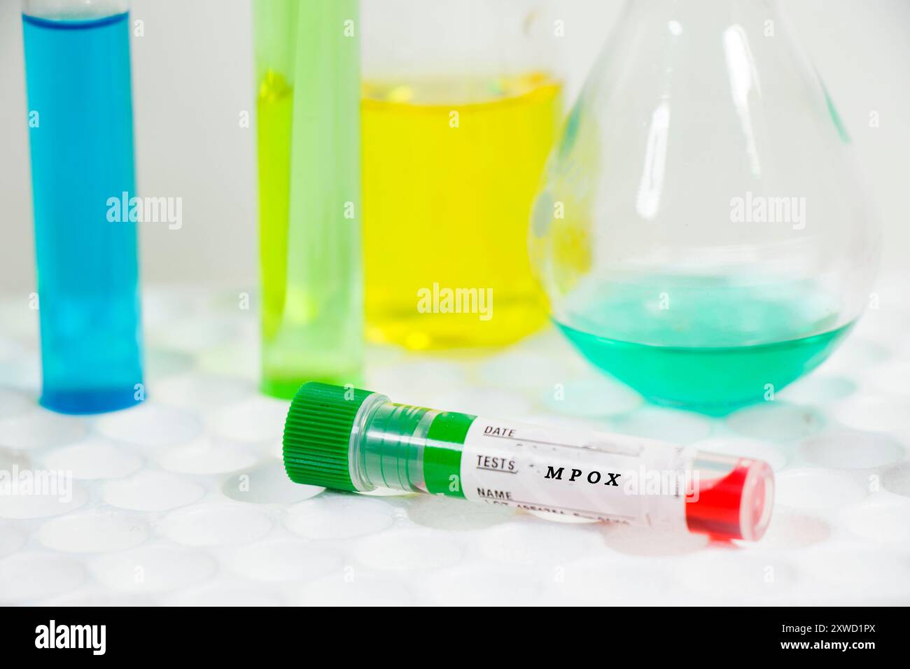 Monkey in testing lab hi-res stock photography and images - Alamy