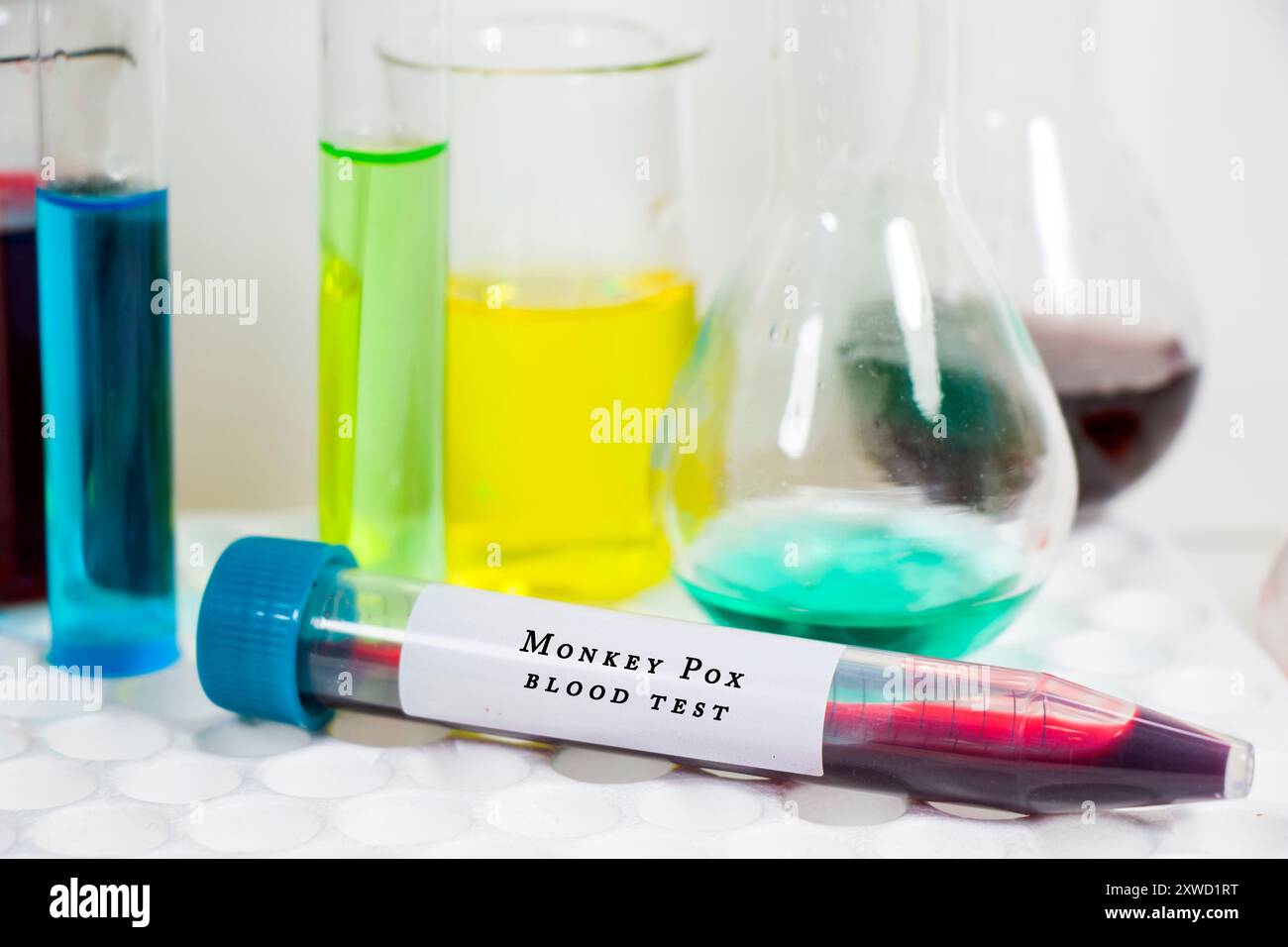 Monkey in testing lab hi-res stock photography and images - Alamy