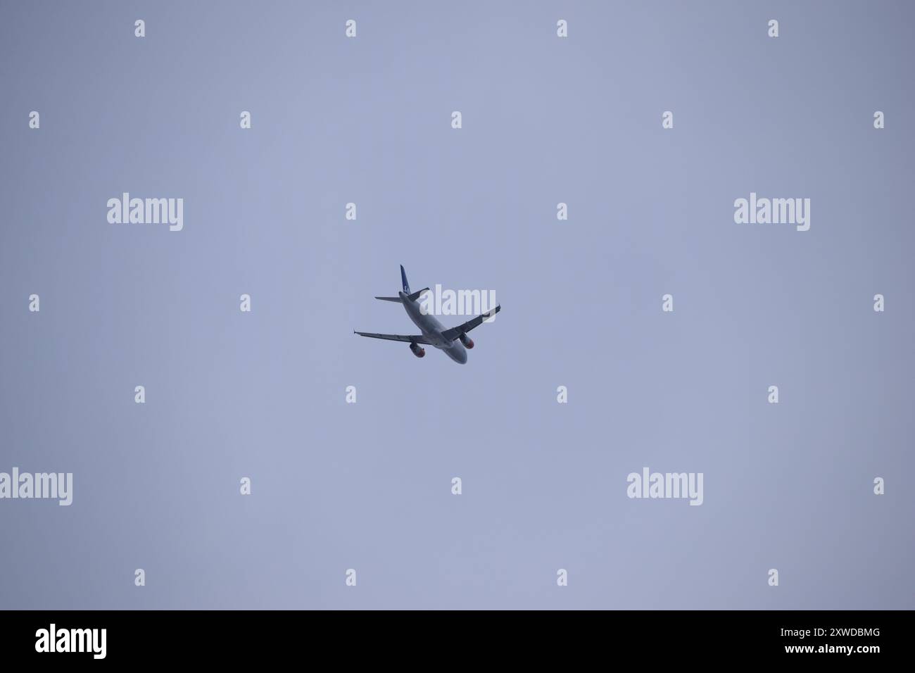 Minimalist plane flight hi-res stock photography and images - Alamy