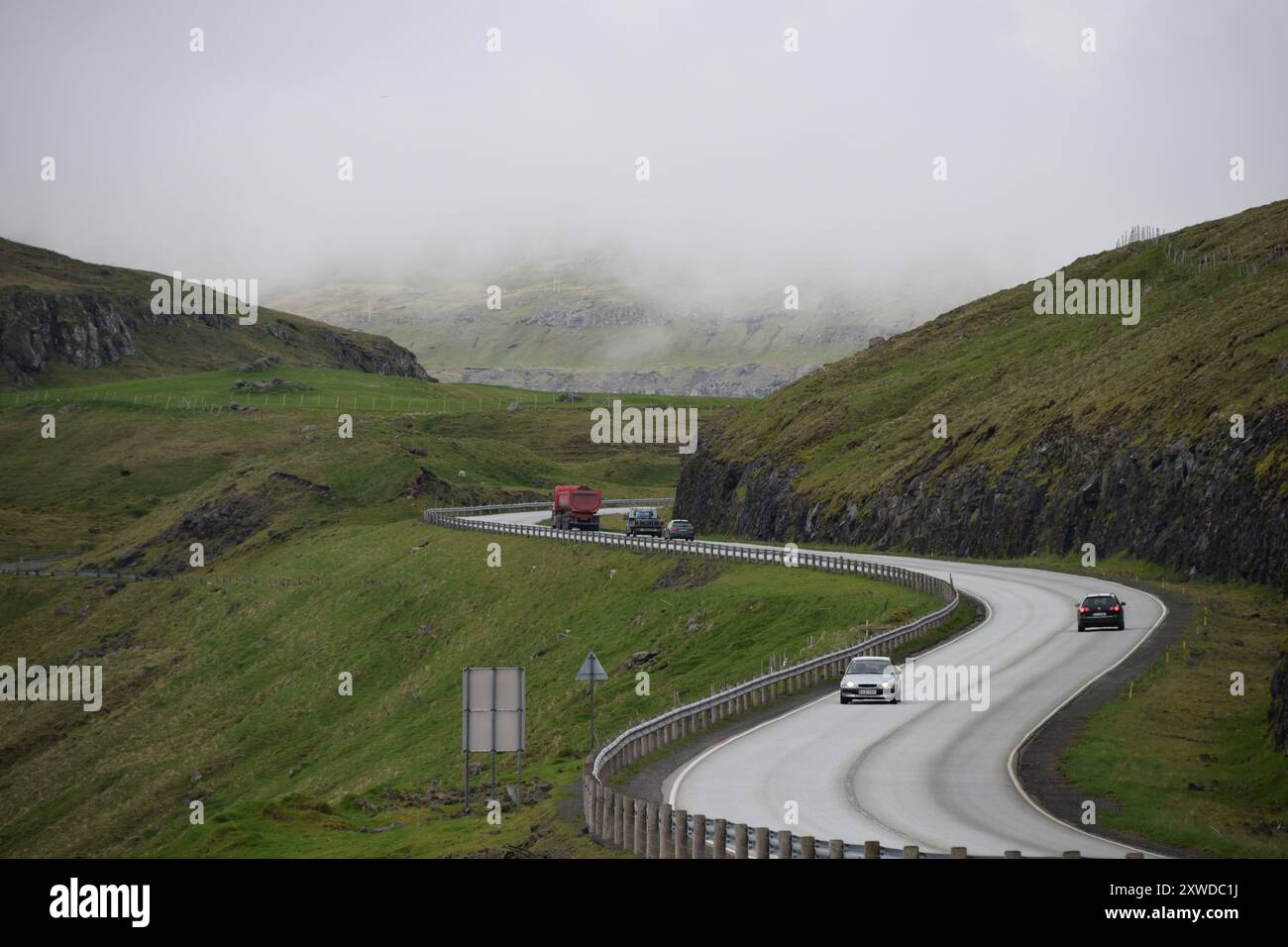 Roads and motor vehicles outdoors hi-res stock photography and images ...