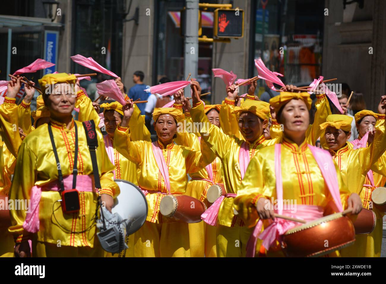 Falun dafa movement hi-res stock photography and images - Alamy