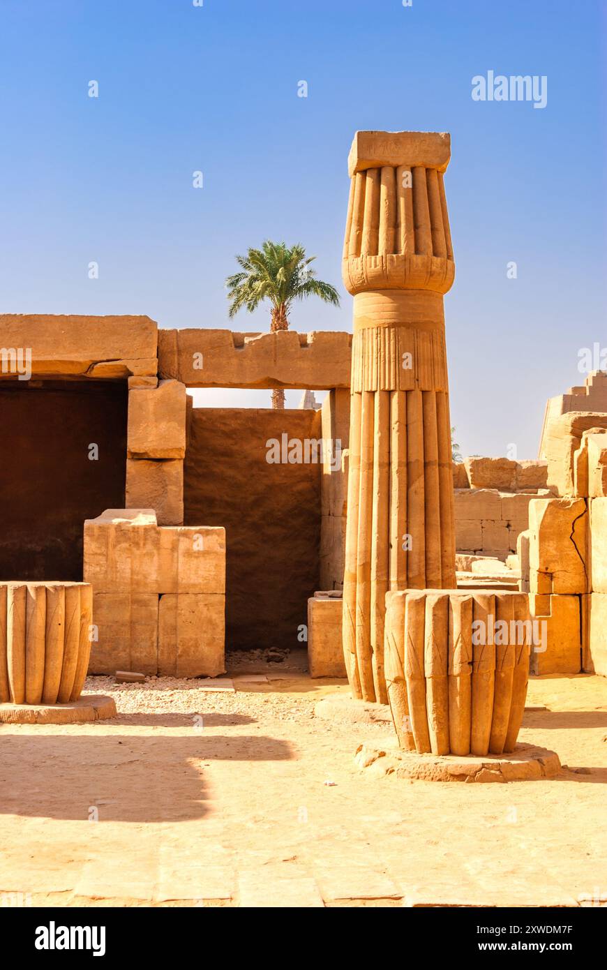 Vertical monolith egypt hi-res stock photography and images - Alamy