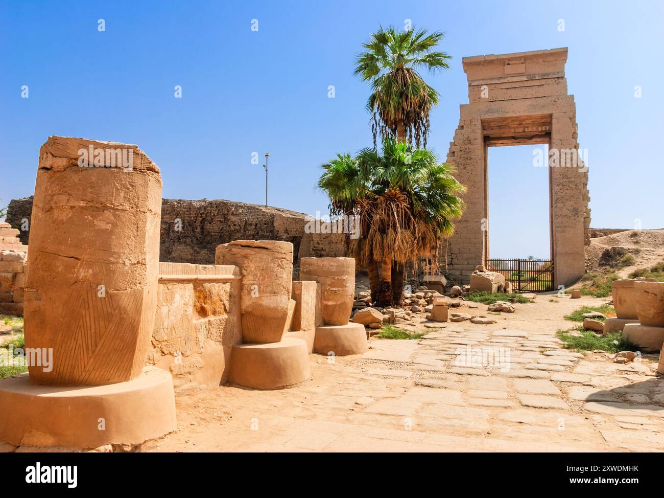 Ancient egypt worship hi-res stock photography and images - Alamy