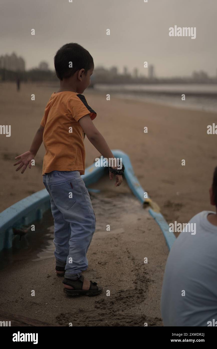 Girgaon Choupati Mumbai, India beach scenes Stock Photo - Alamy