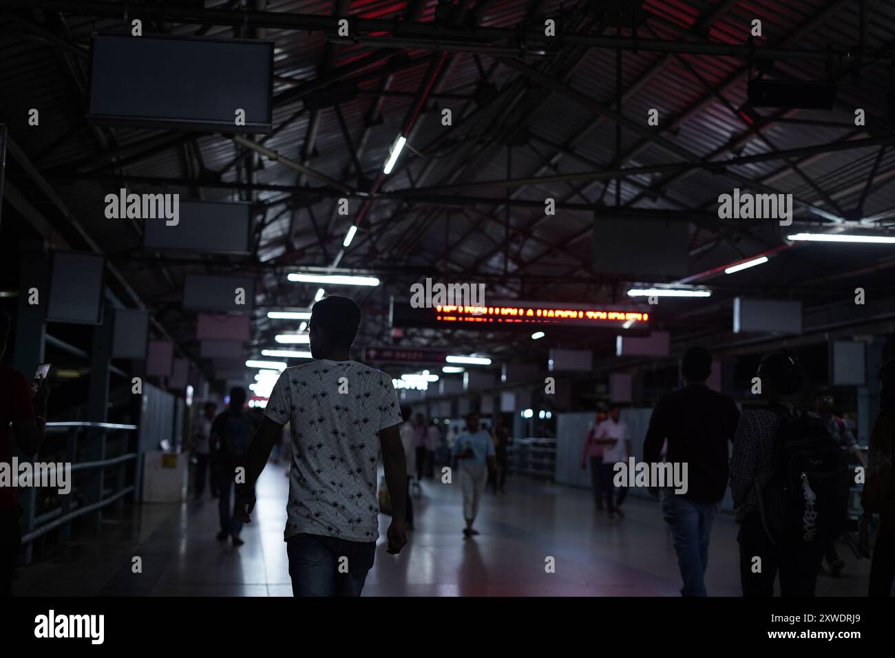 Mumbai local train crowd hi-res stock photography and images - Alamy