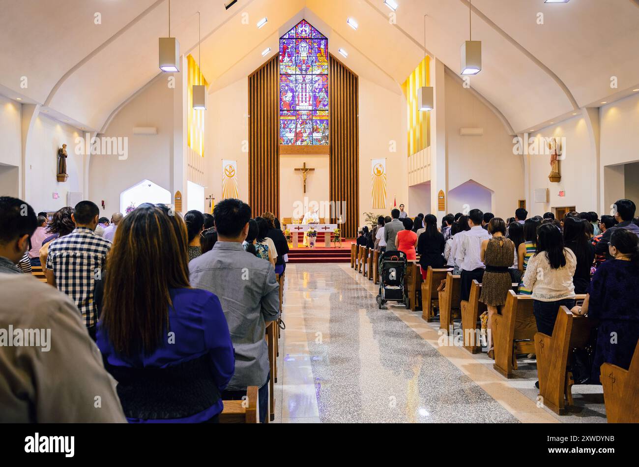 Catholic mass interior hi-res stock photography and images - Alamy