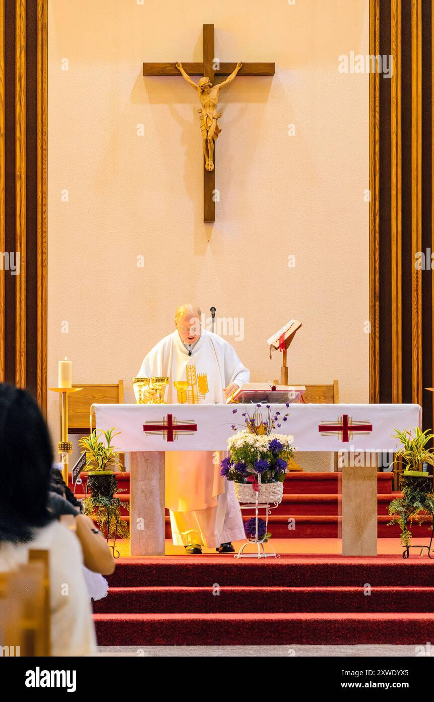 Mass in church hi-res stock photography and images - Alamy