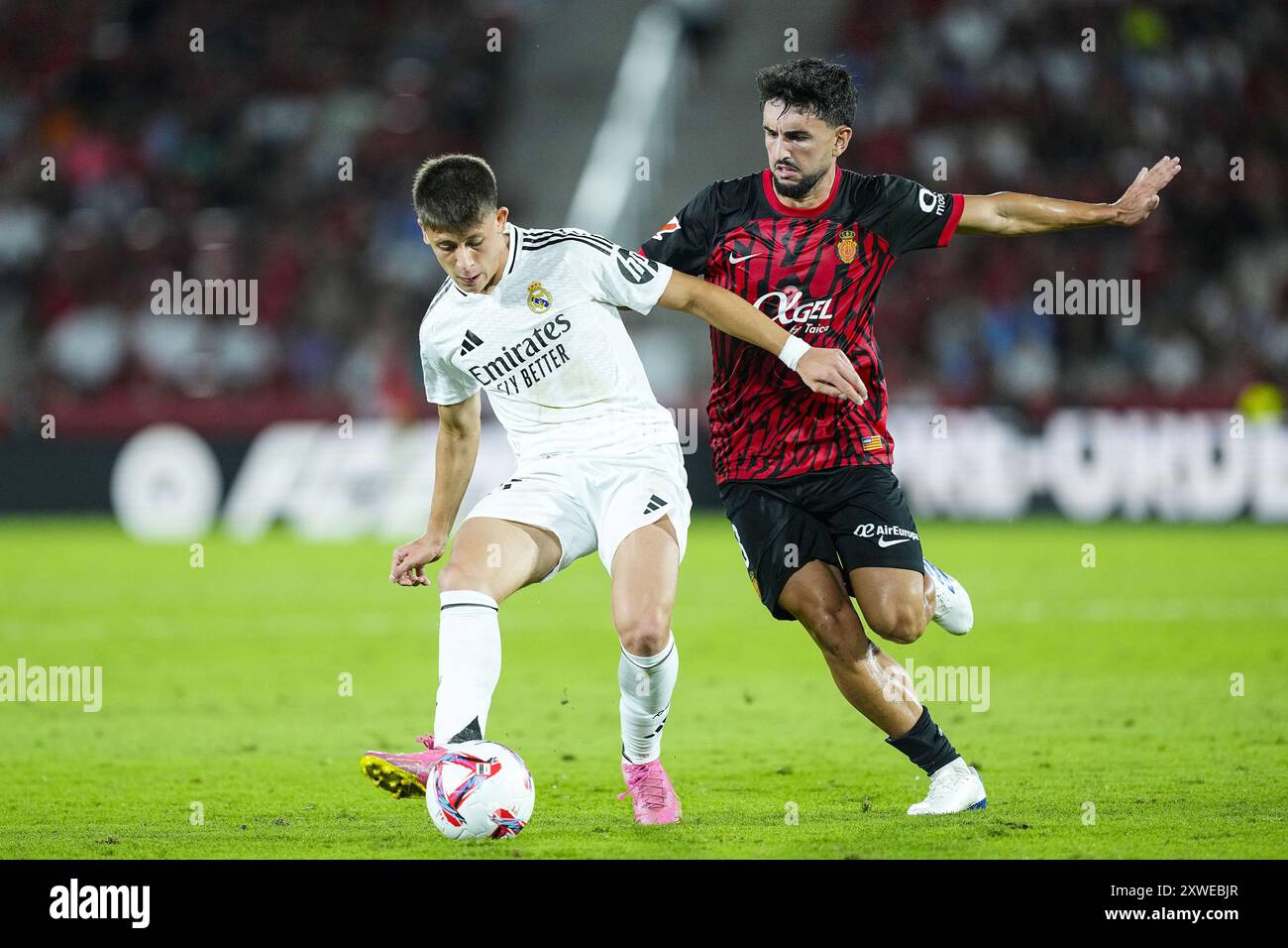 Arda Guler of Real Madrid and Manu Morlanes of RCD Mallorca during the ...