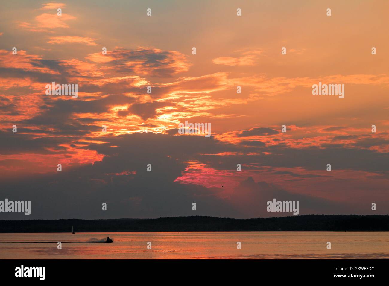 Pink cloud sunset over ocean hi-res stock photography and images - Alamy