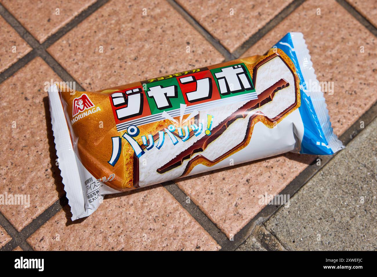 Choco Monaka Jumbo (チョコモナカジャンボ), ice cream bar made by Japanese company Morinaga Stock Photo - Alamy