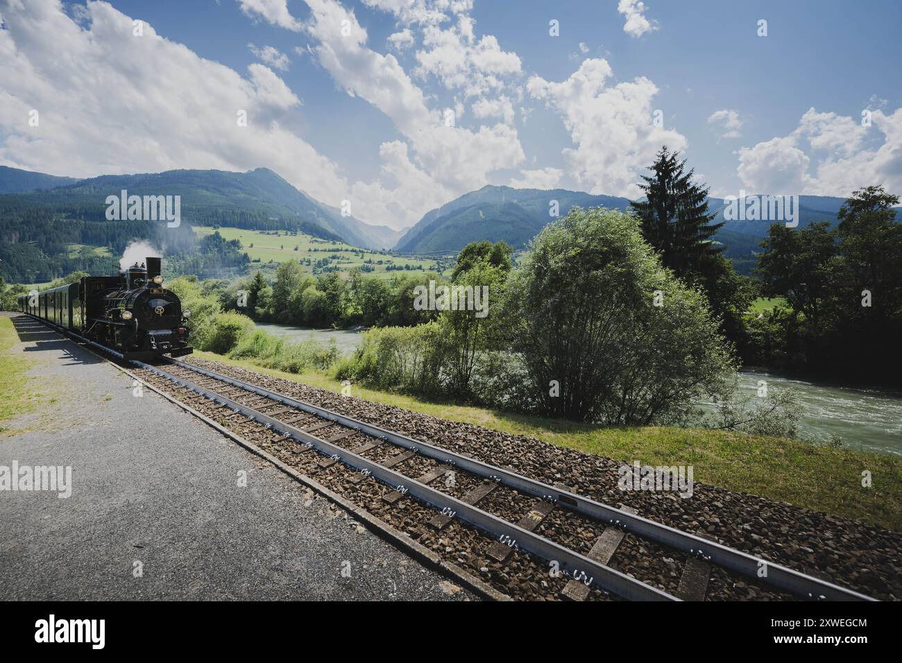Nostalgiefahrt mit den Dampfzügen entlang der Gleise der Pinzgauer ...