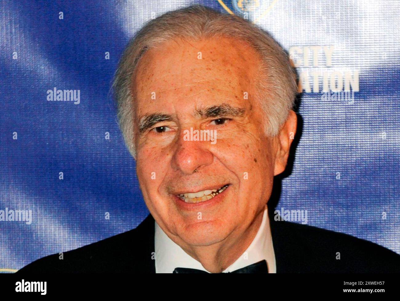 FILE - Financier Carl Icahn poses for photos upon arriving for the ...