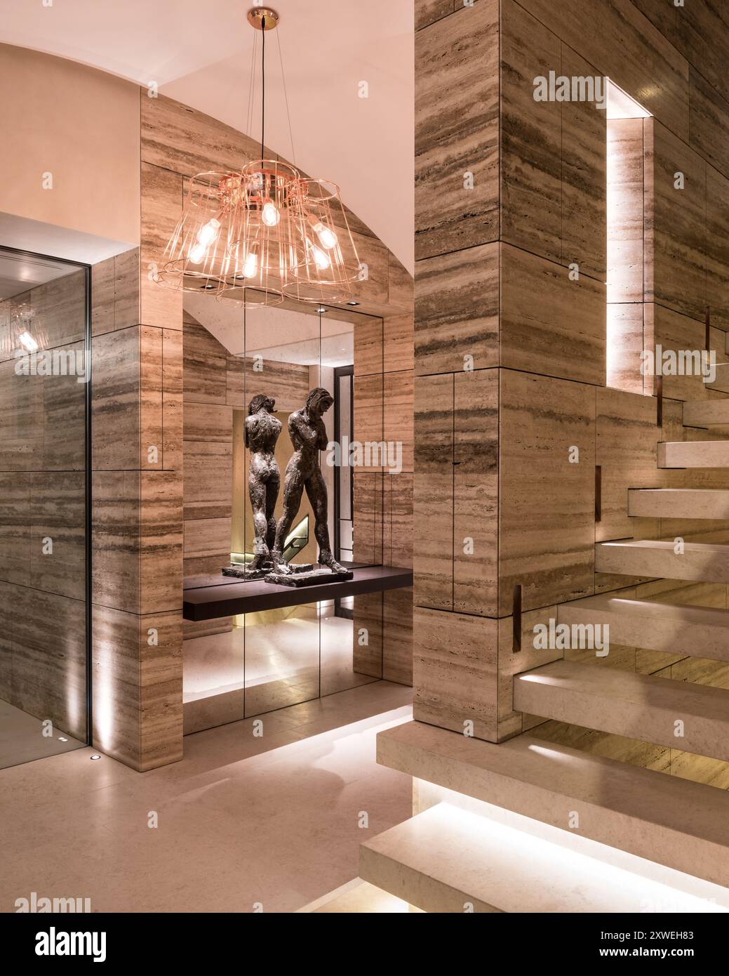 Luxury statue hi-res stock photography and images - Alamy