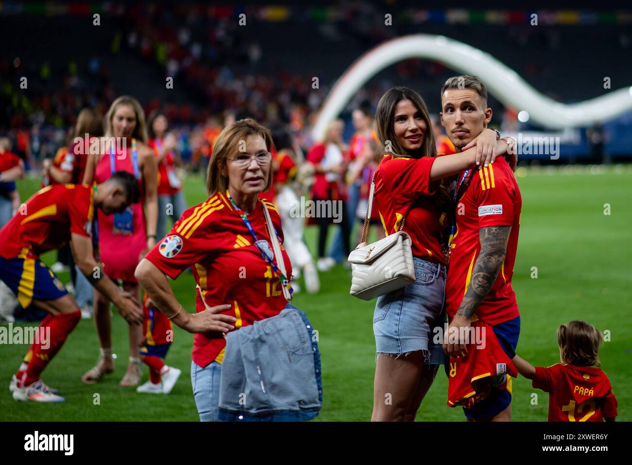 Alejandro Grimaldo (Spanien, #12) mit Freundin Ana Fuster Garcia, GER ...
