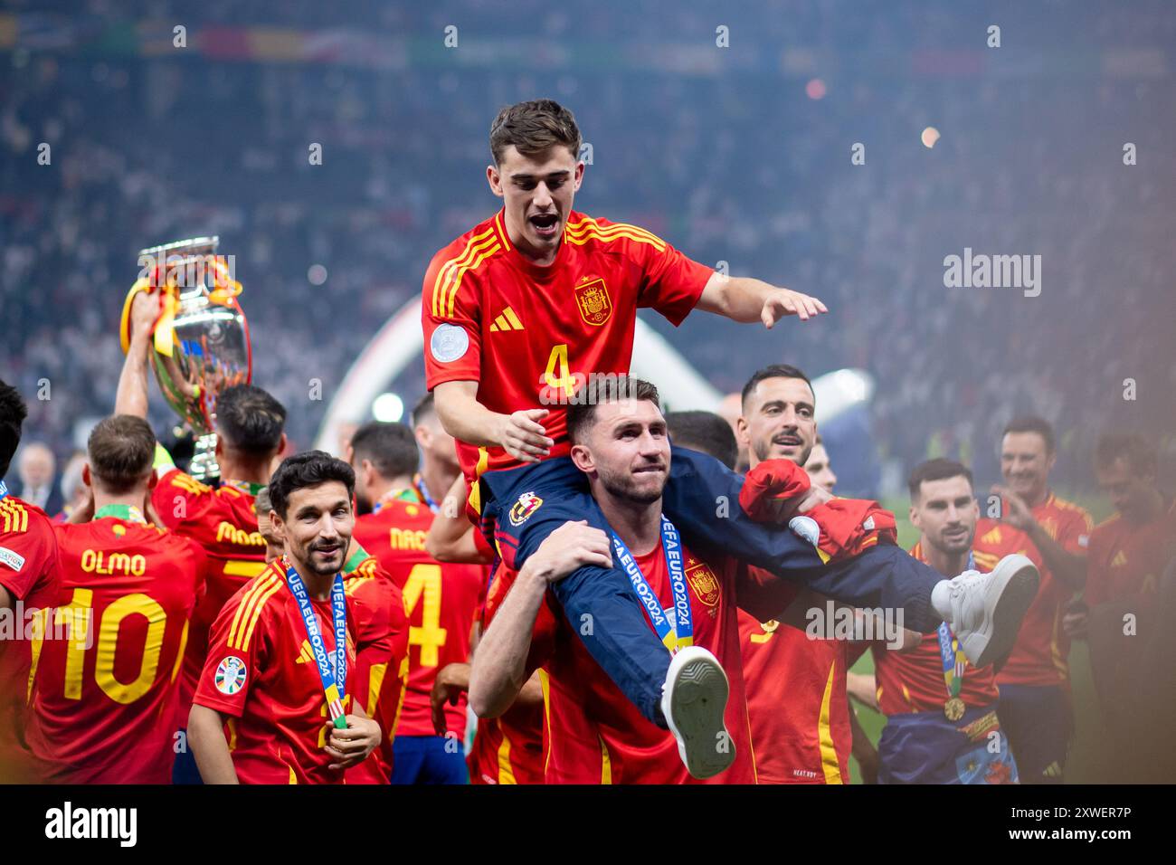 Gavi (Spanien, verletzt) jubelt mit Team ueber den Sieg und Titel als ...