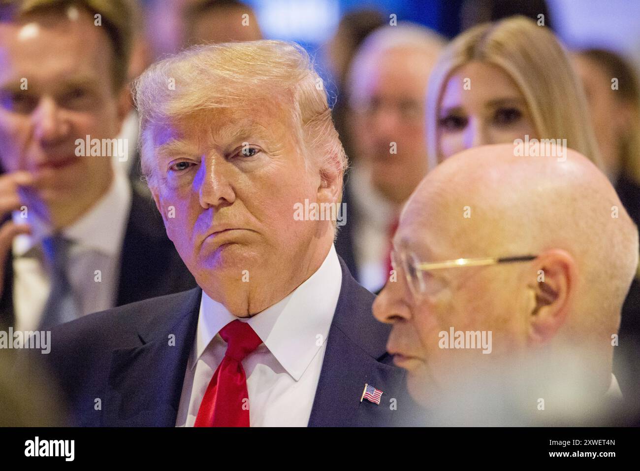 WEF President Børge Brende (i bakgrunnen) hører på mens USAs president ...