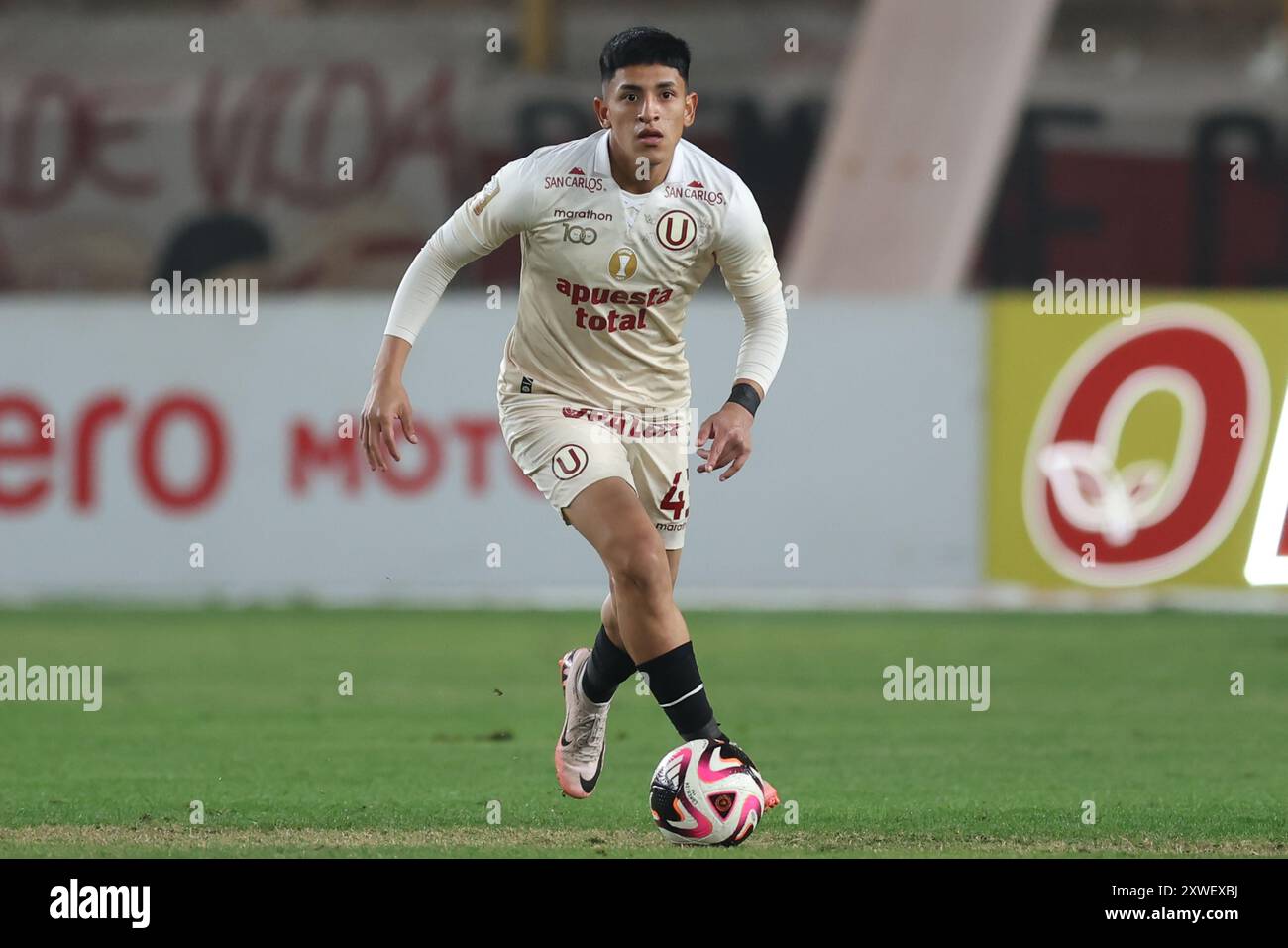 Esteban Cruz of Universitario de Deportes during the Torneo Clausura ...