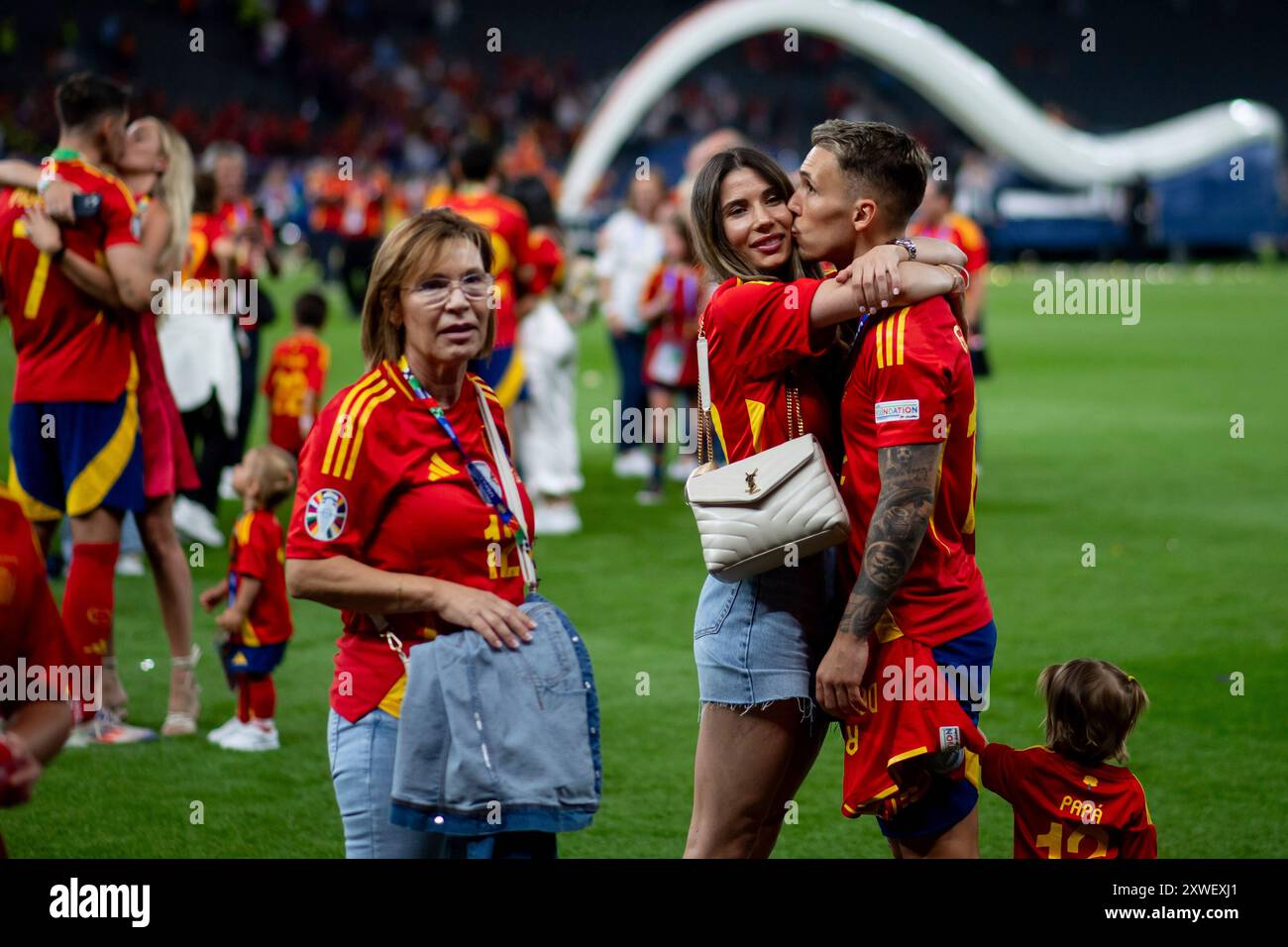 Alejandro Grimaldo (Spanien, #12) mit Freundin Ana Fuster Garcia, GER ...