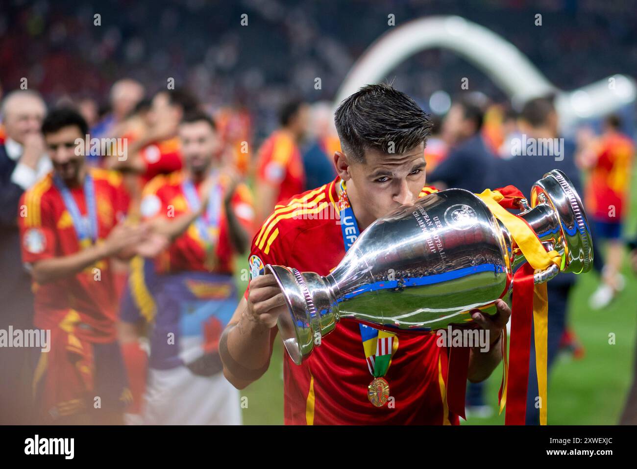 Alvaro Borja Morata (Spanien, #07) jubelt mit Pokal ueber den Sieg und Titel als Europameister ...