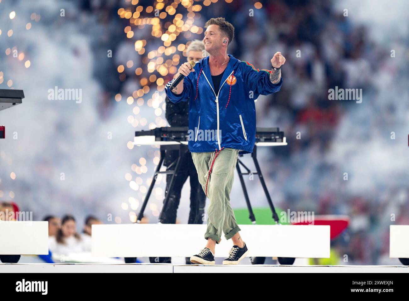 Ryan Tedder (USA, OneRepublic, Musiker) singt den Turniersong Fire bei ...