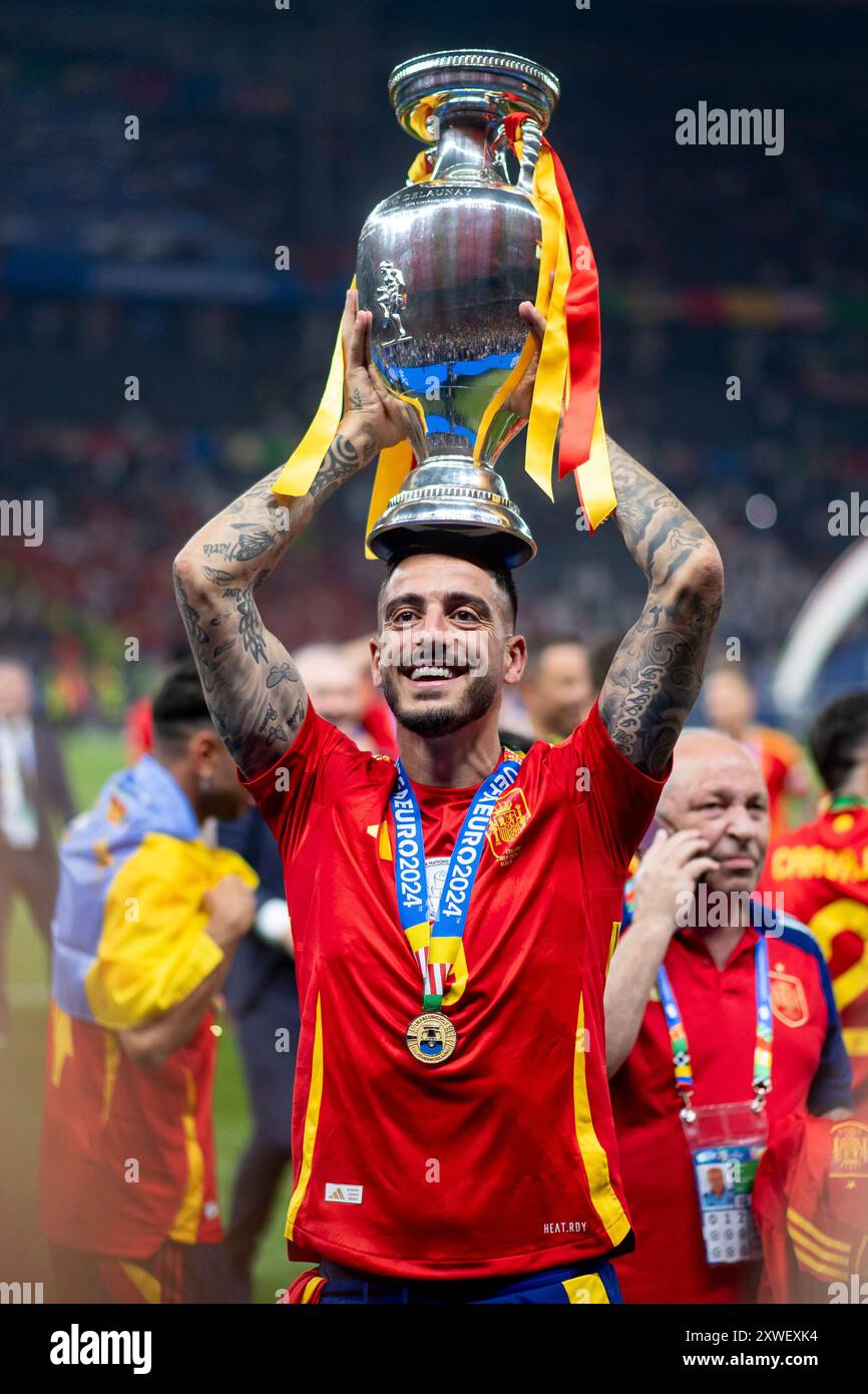 Joselu Mato Sanmartin (Spanien, #09) jubelt mit Pokal ueber den Sieg ...
