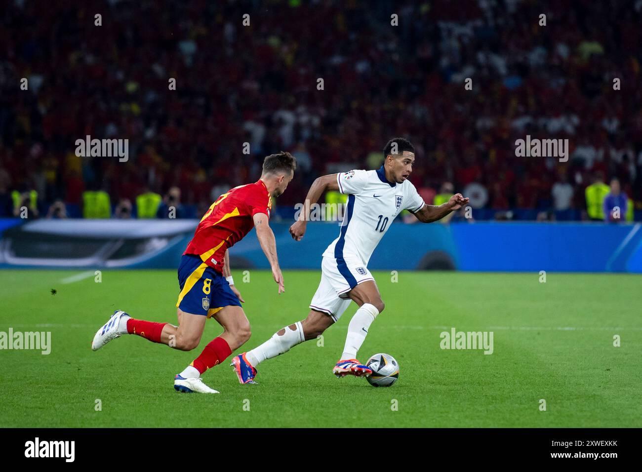 Jude Bellingham (England, #10) am Ball, davor Fabian Ruiz Pena (Spanien ...