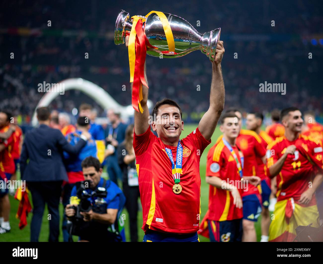 Mikel Oyarzabal (Spanien, #21) jubelt mit Pokal ueber den Sieg und ...