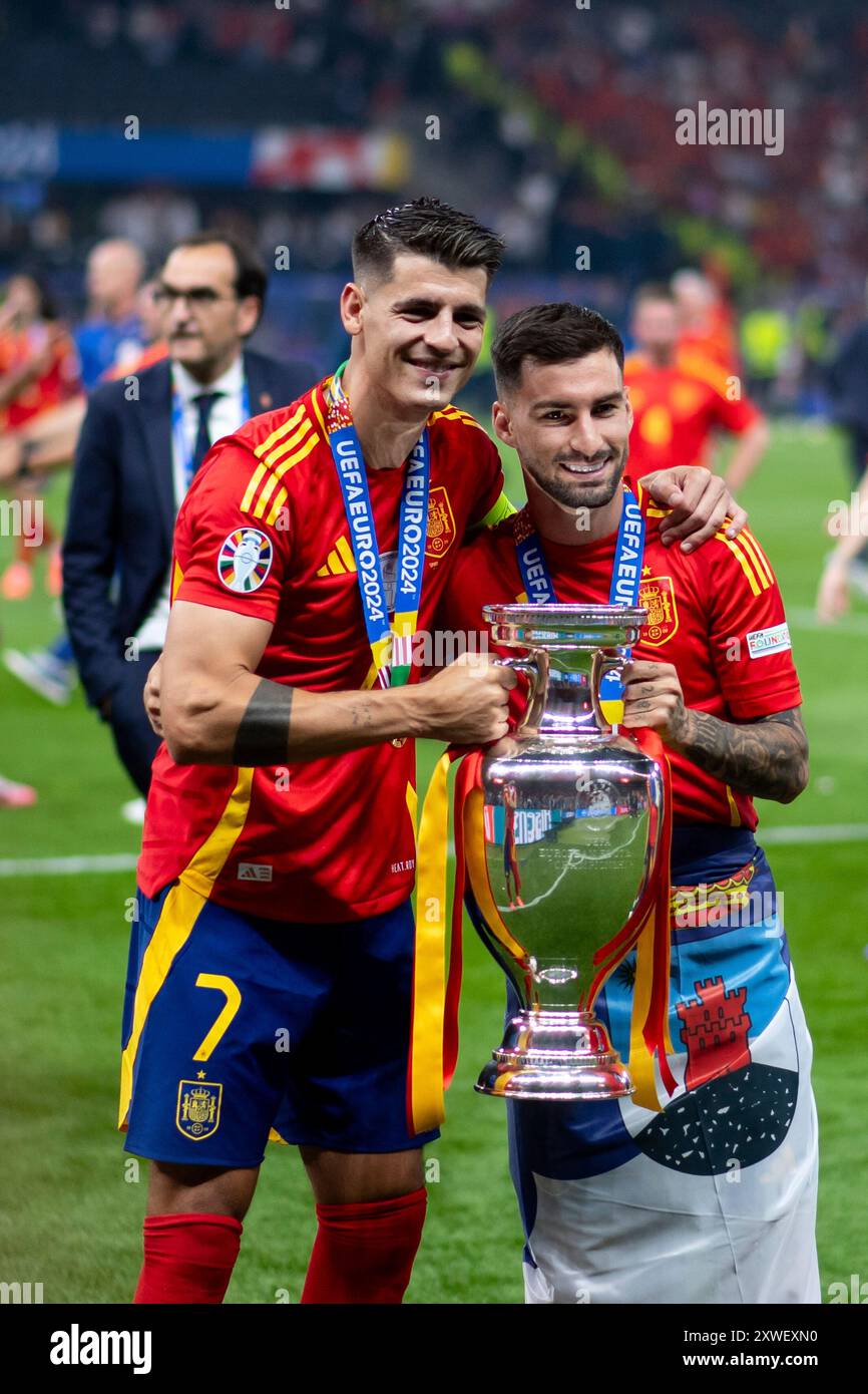 Alvaro Borja Morata (Spanien, #07) jubelt mit Pokal ueber den Sieg und ...