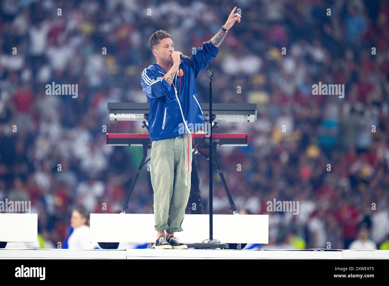 Ryan Tedder (USA, OneRepublic, Musiker) singt den Turniersong Fire bei ...