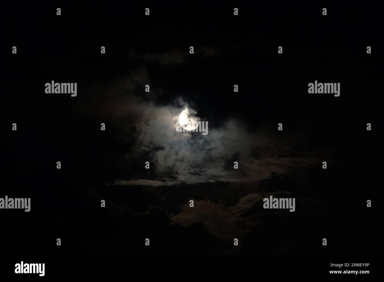 Siliguri, West Bengal, INDIA. 19th Aug, 2024. A rare blue supermoon ...