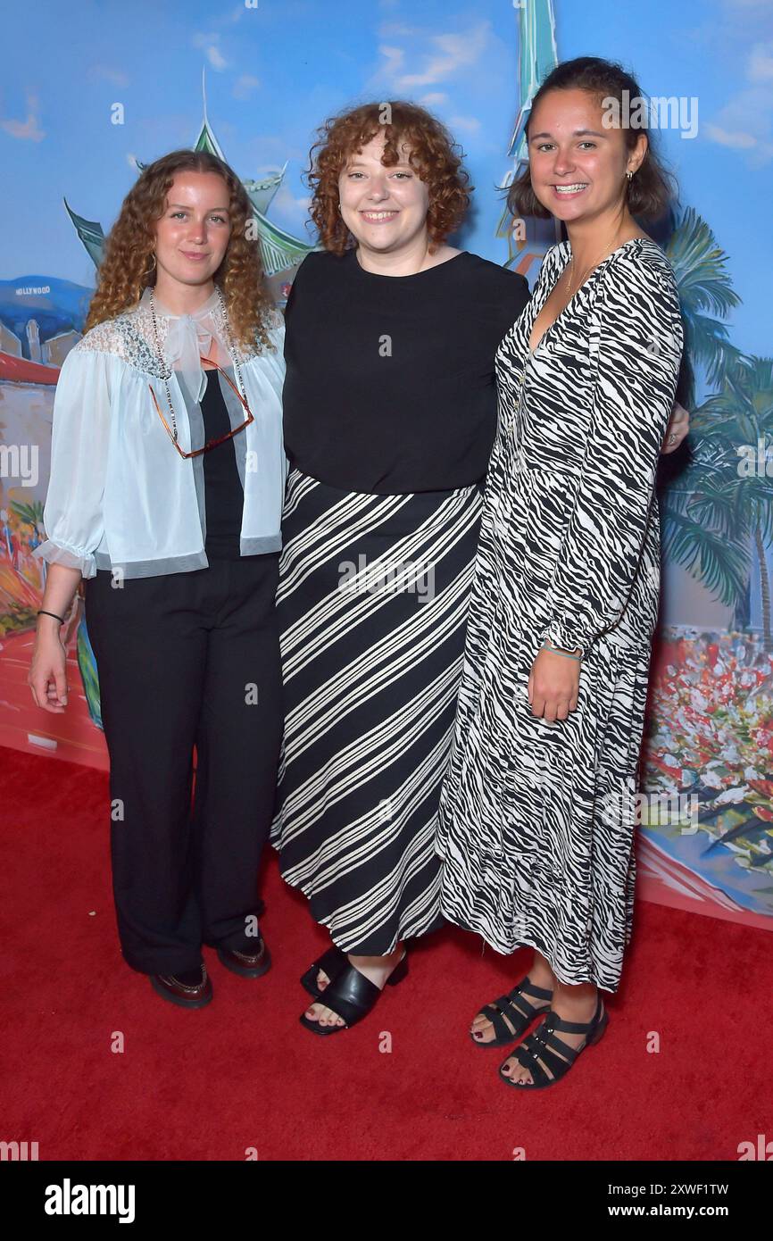 Hannah Beach, Sophie Stacey und Phoebe Campbell-Harris bei der ...