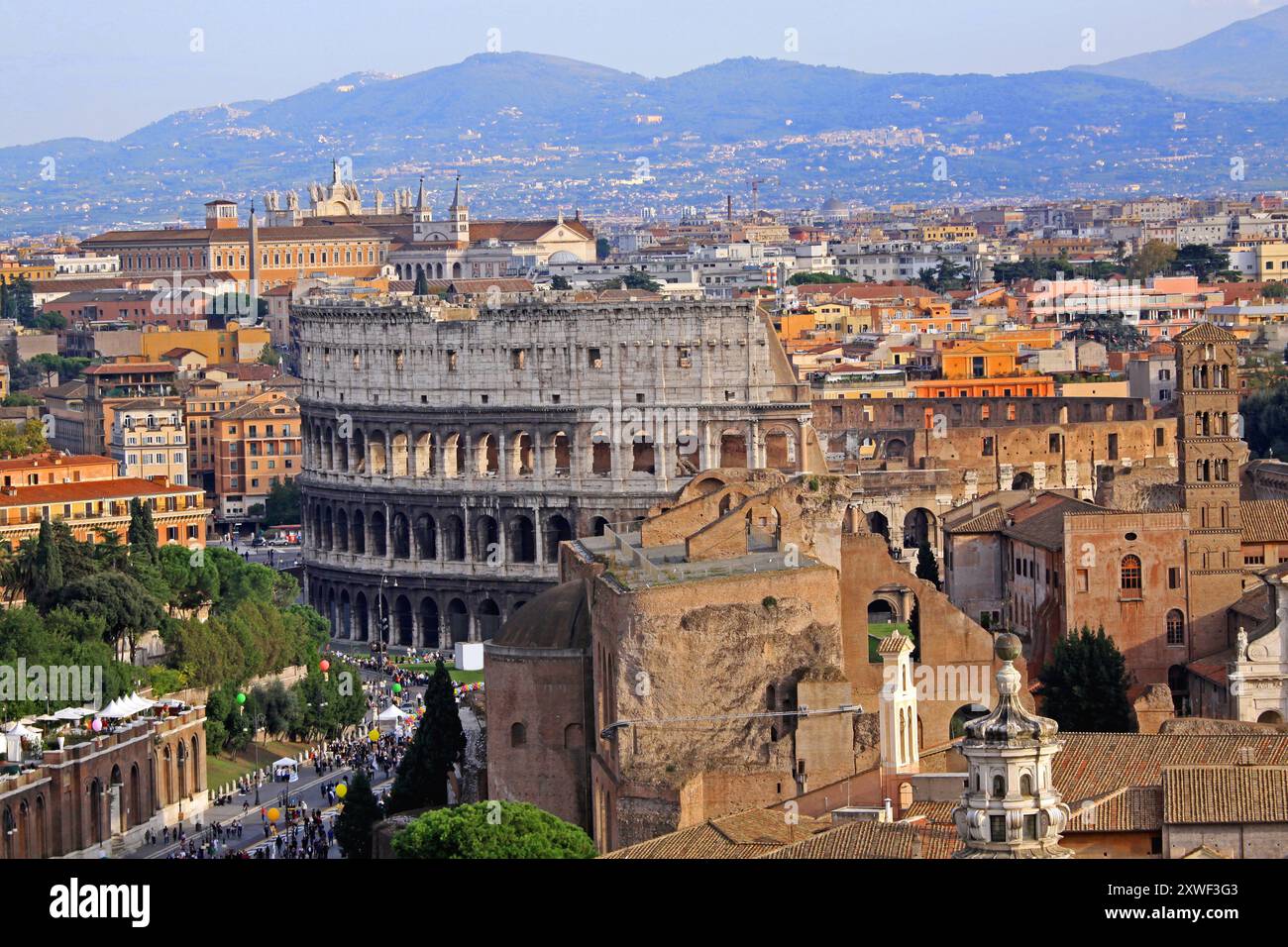 Colosseum amphitheatre aerial walls in rome hi-res stock photography ...