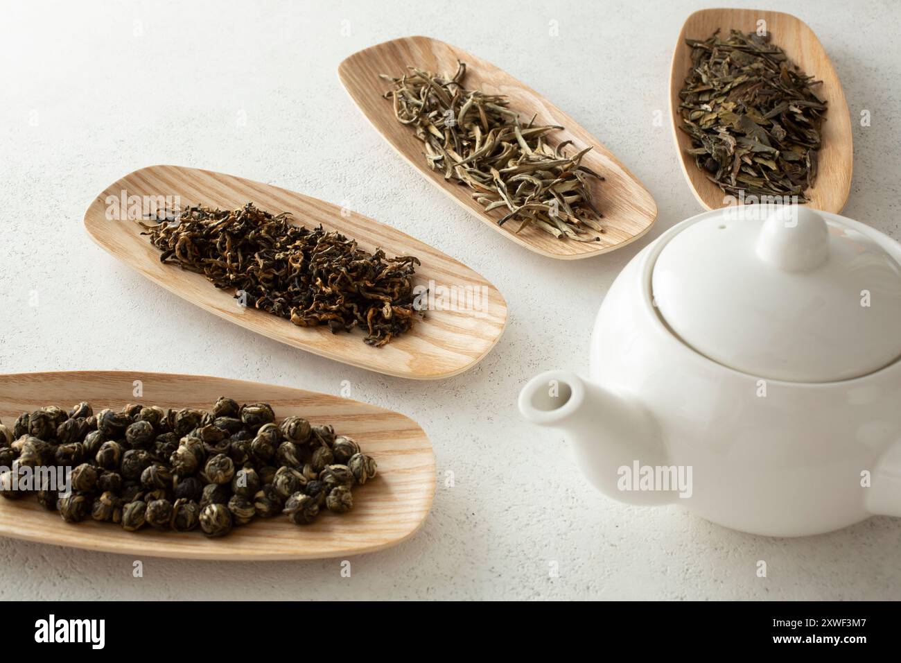 A view of various loose leaf teas on bamboo plates Stock Photo - Alamy