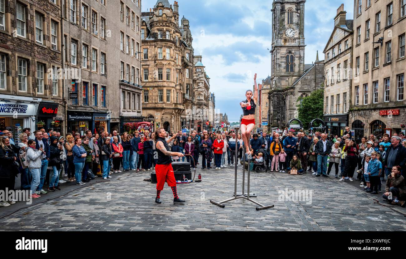 High Street, Edinburgh during the last week of the Festival Fringe ...
