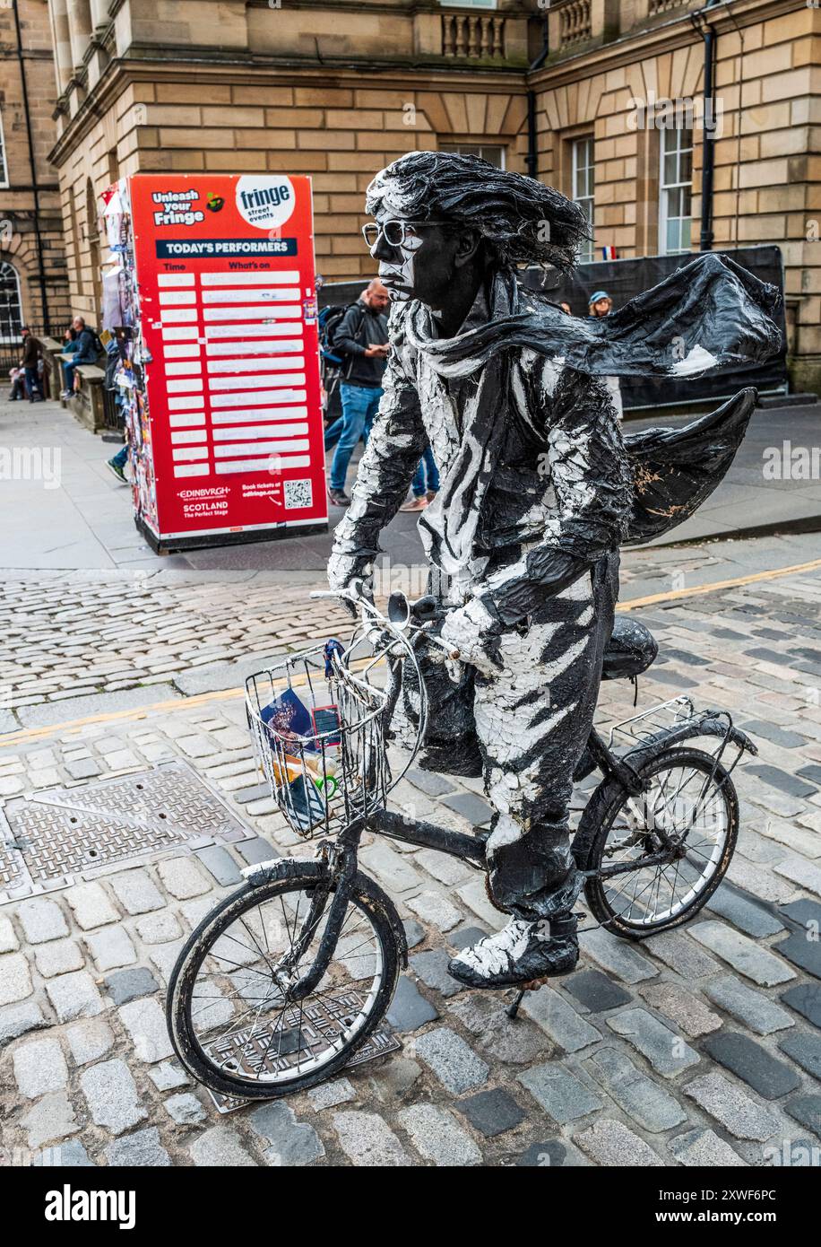 High Street, Edinburgh during the last week of the Festival Fringe ...