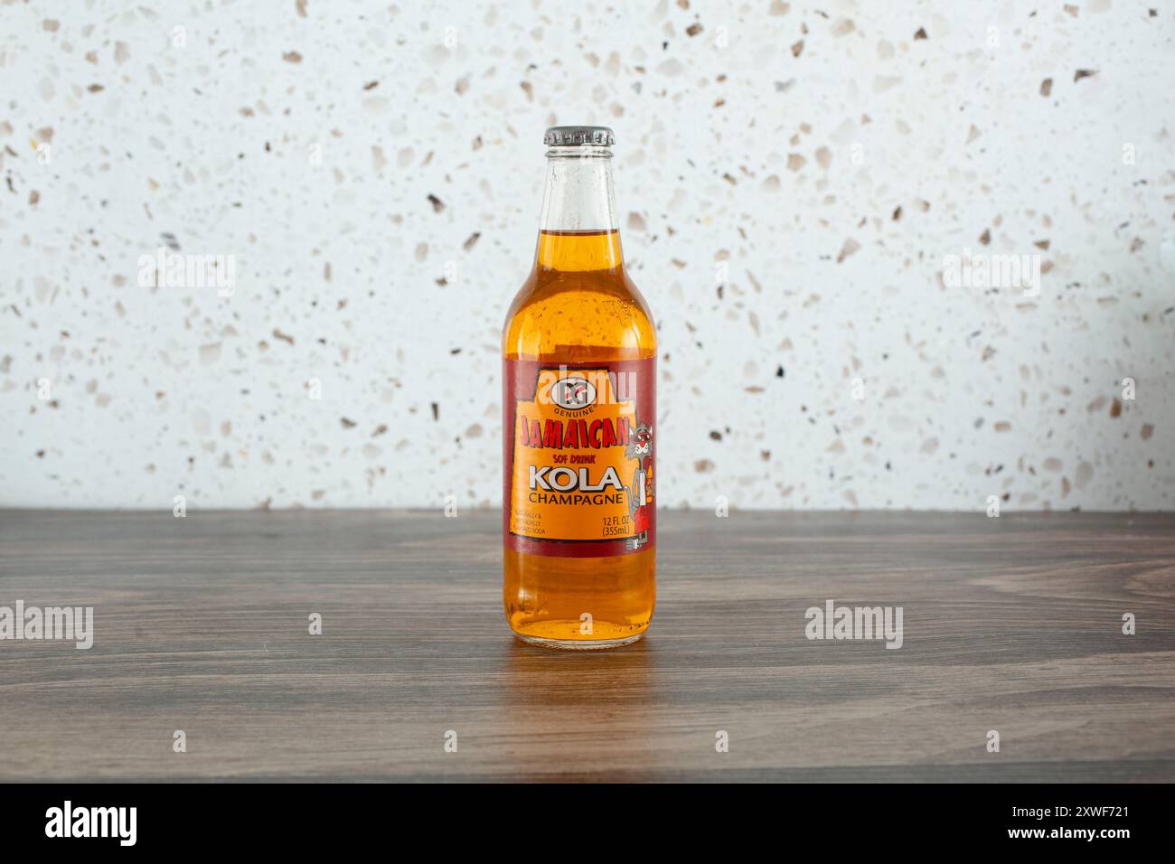 Kola champagne hi-res stock photography and images - Alamy