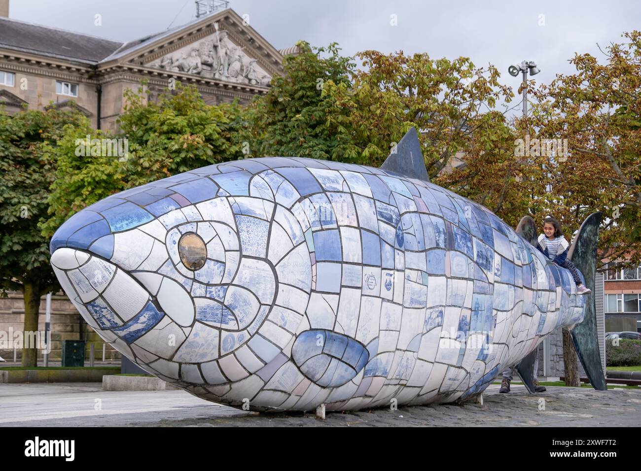 Ceramic fish sculpture hi-res stock photography and images - Alamy