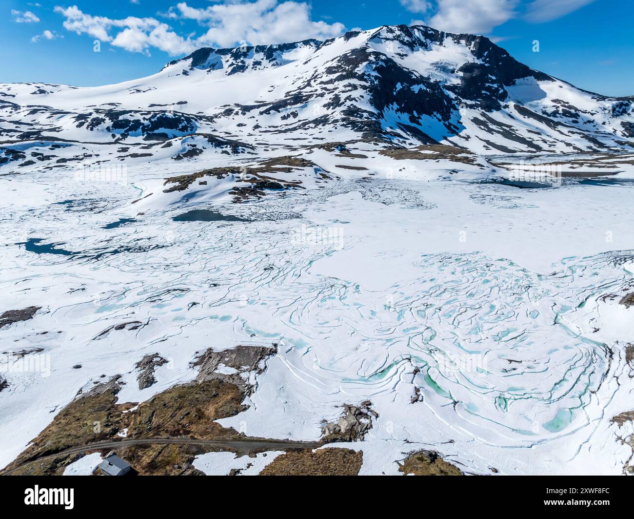 Frozen lake mountain backdrop hi-res stock photography and images - Alamy