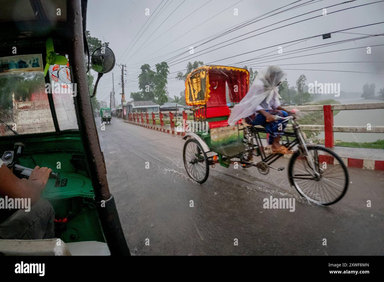Autorickshaw in pouring rain Stock Photo - Alamy