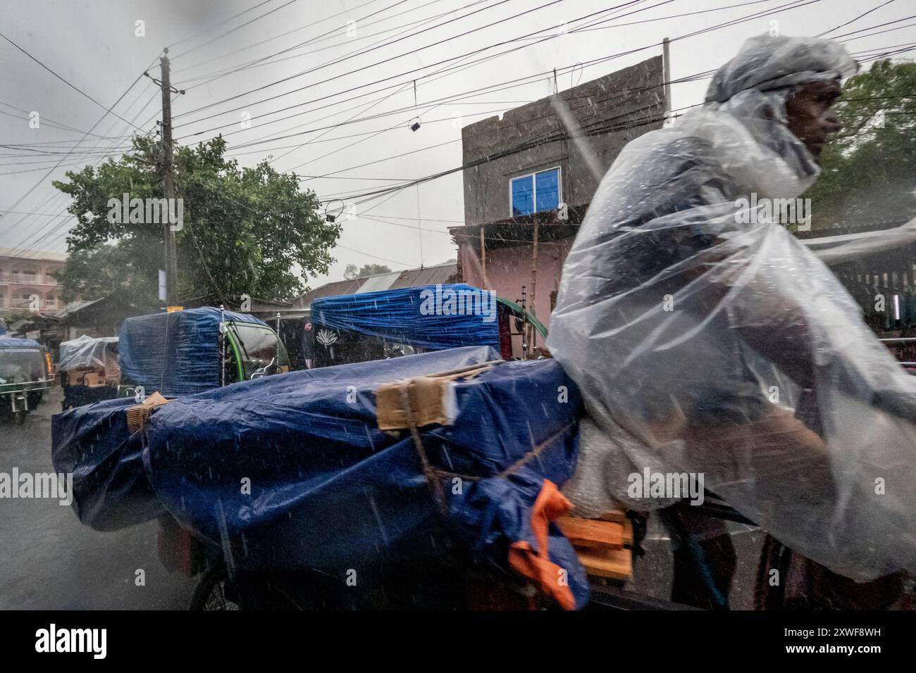 Autorickshaw in pouring rain Stock Photo - Alamy
