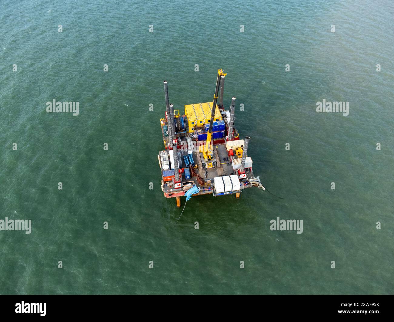 North sea offshore platform under construction hi-res stock photography ...
