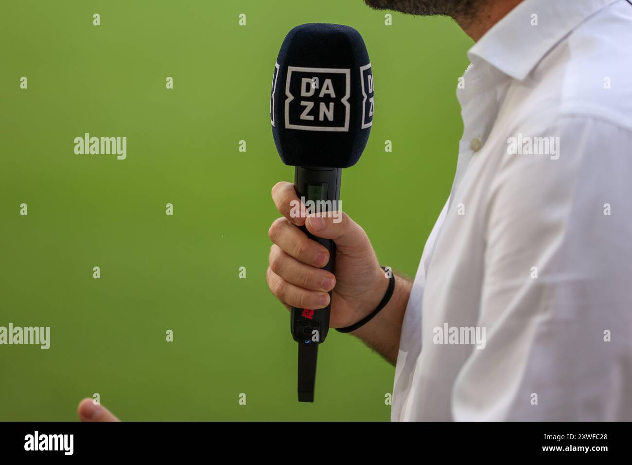 Microfono dazn hi-res stock photography and images - Alamy