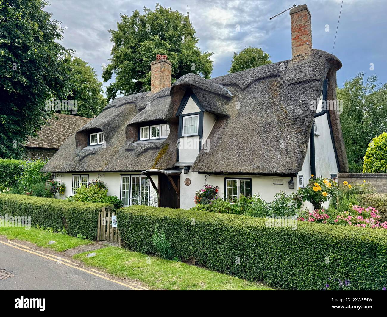 Half timbered thatched cottage hi-res stock photography and images - Alamy