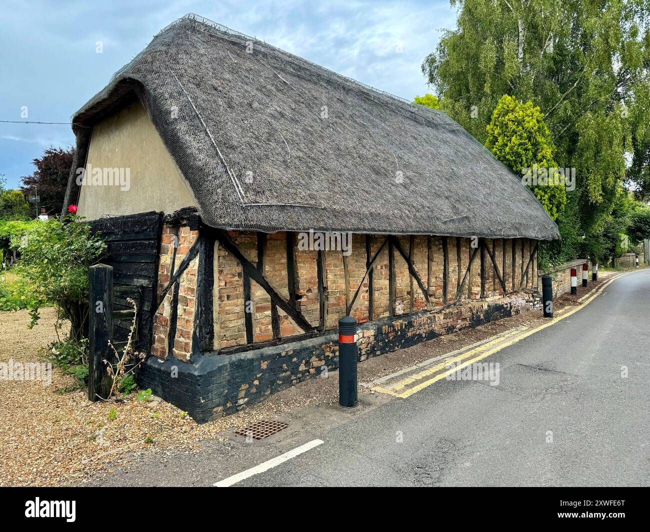 Half timbered thatched cottage hi-res stock photography and images - Alamy
